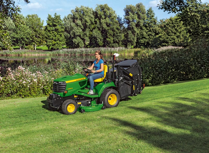 John Deere X950R with 48” cut Low dump collector - Powercut